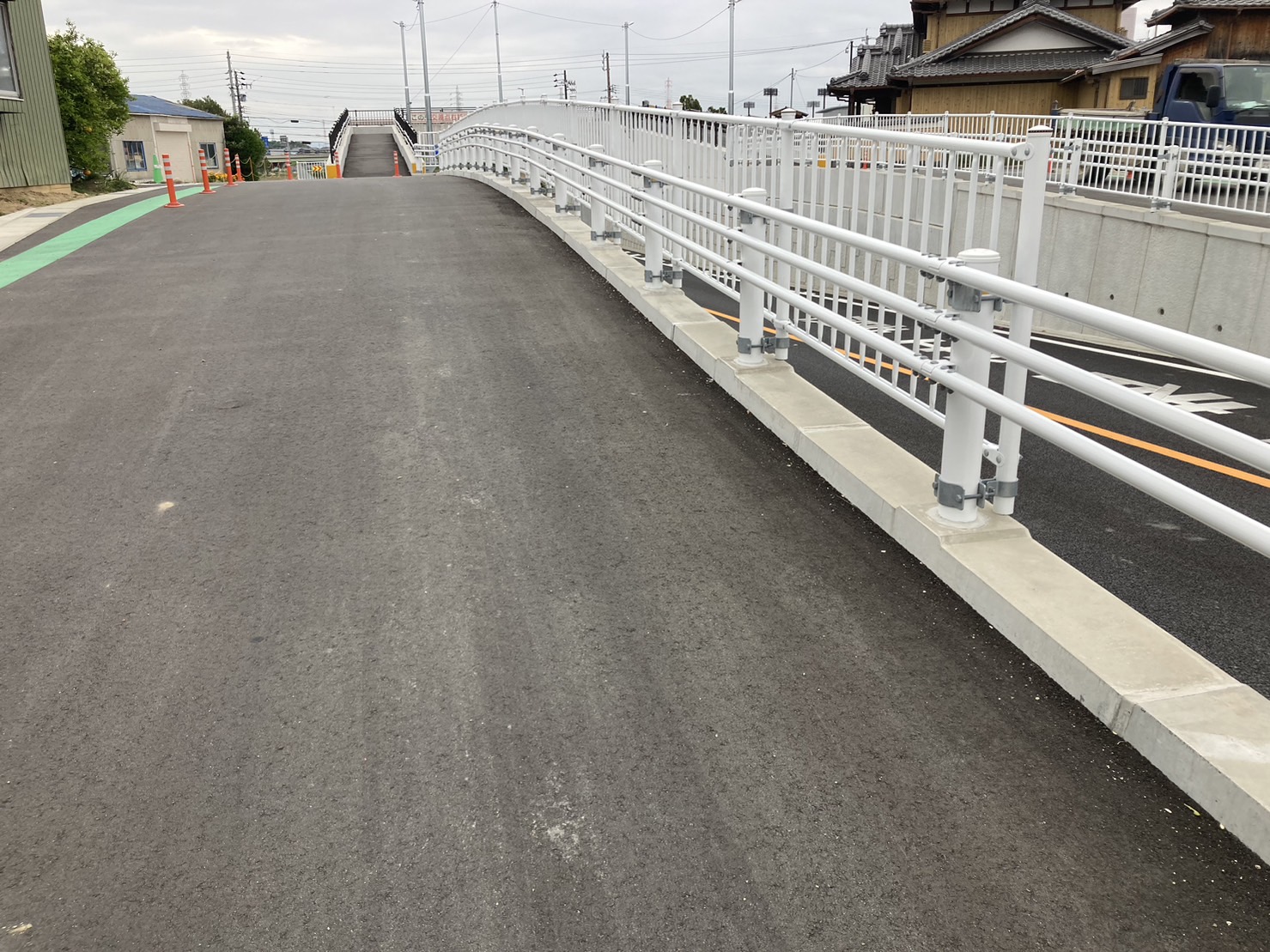 車両用防護柵、歩道用転落防止柵／泉田共和線 工事 – 大竹建機産業株式会社｜名古屋の建機・資材・非常用電源・発電機販売