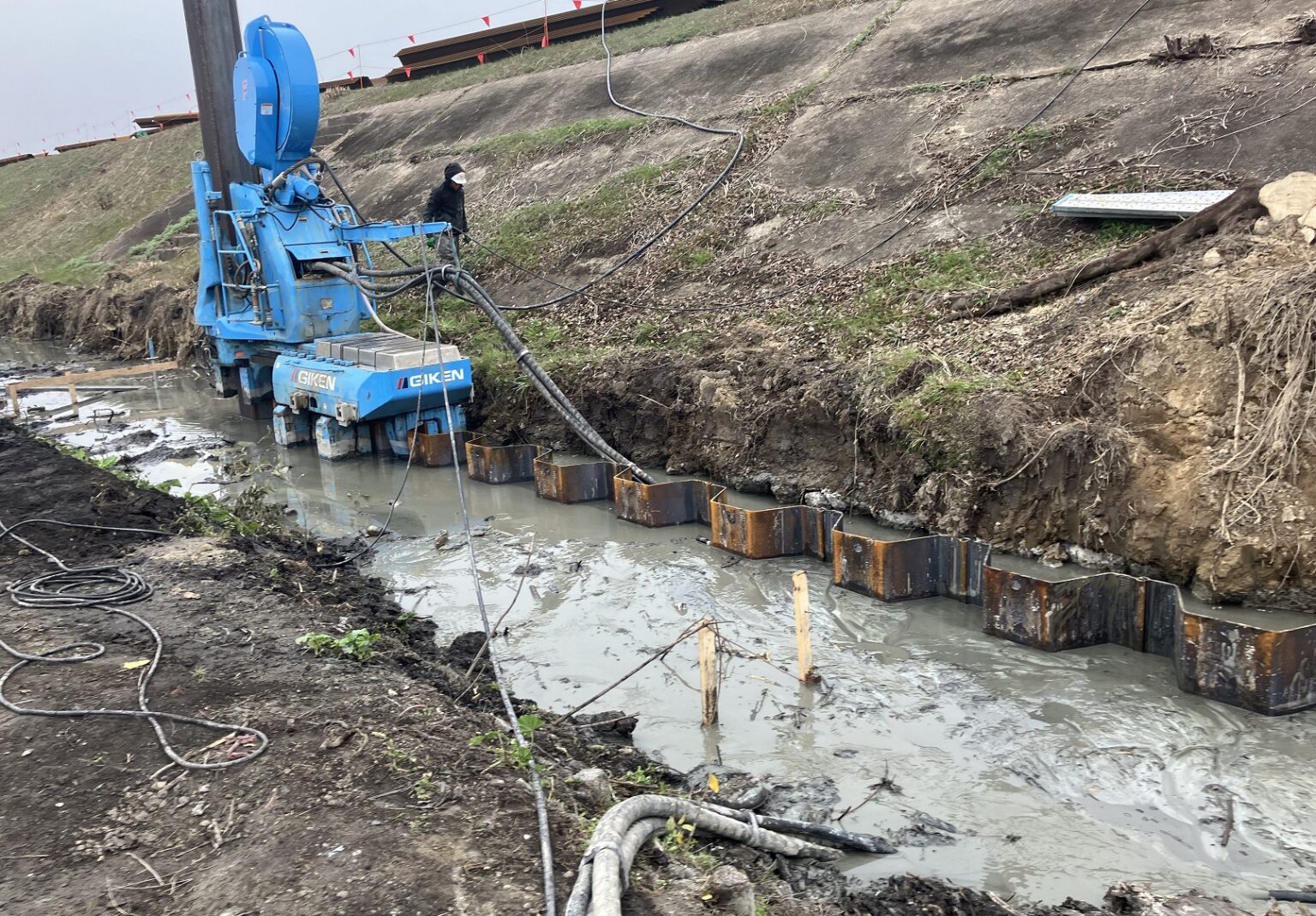 ハット形鋼矢板（溶接用熱間 圧延鋼矢板SYW295）サイレントパイラー工法／B組様（東海市） – 大竹建機産業株式会社｜名古屋の建機・資材 ...